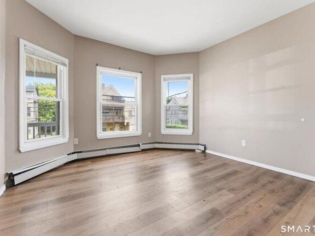 house with 8 bedroom, New Britain CT ES104791667