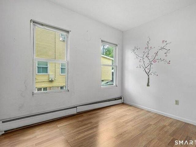 house with 8 bedroom, New Britain CT ES105123966