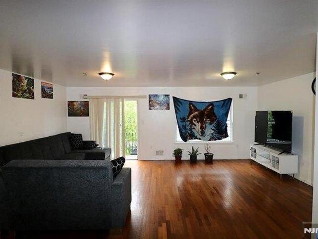 house with 8 bedroom, Newark NJ DLS102285099