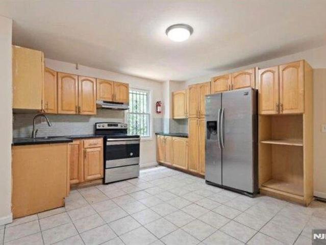 house with 8 bedroom, Newark NJ DLS102799194