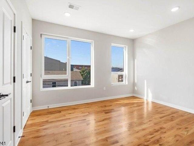 house with 8 bedroom, Newark NJ ES105191490