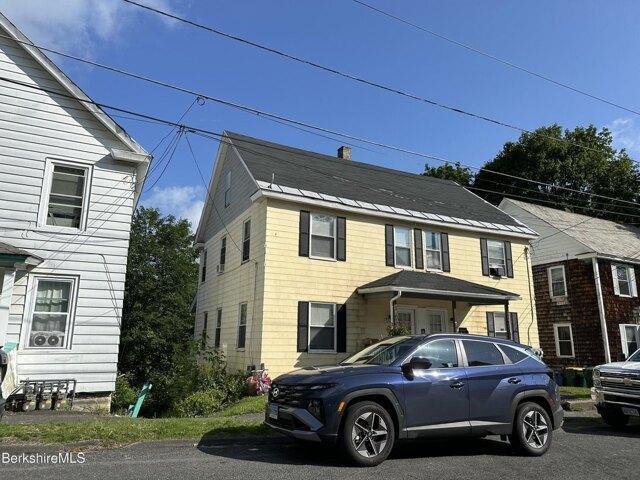 house with 8 bedroom, North Adams MA DLS91795677