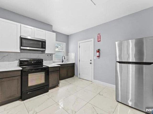 house with 8 bedroom, Paterson NJ ES104442208