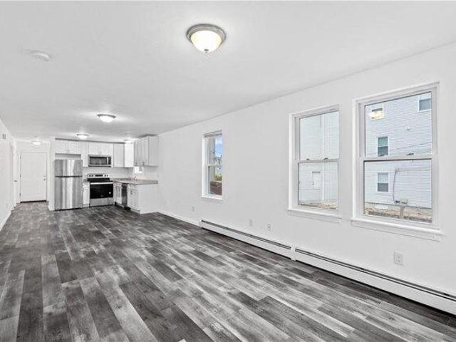 house with 8 bedroom, Pawtucket RI ES103221252