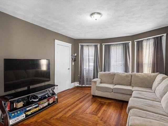 house with 8 bedroom, Pawtucket RI ES105278218