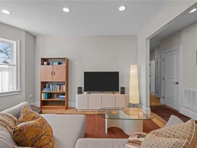 house with 8 bedroom, Providence RI ES105124097