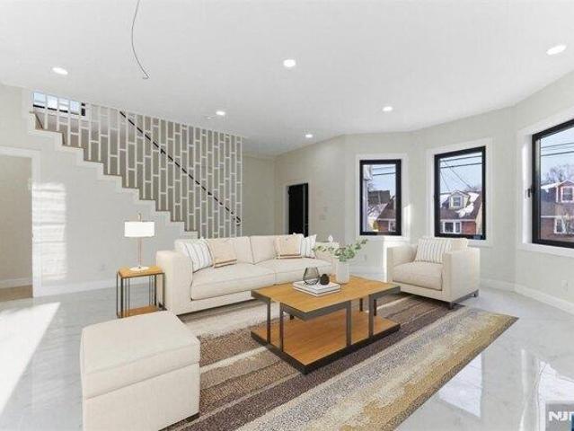 house with 8 bedroom, Secaucus NJ DLS102479137