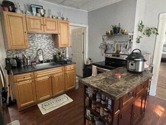 house with 8 bedroom, Springfield MA ES105108403