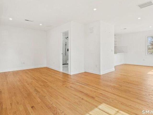house with 8 bedroom, Stamford CT ES105191993