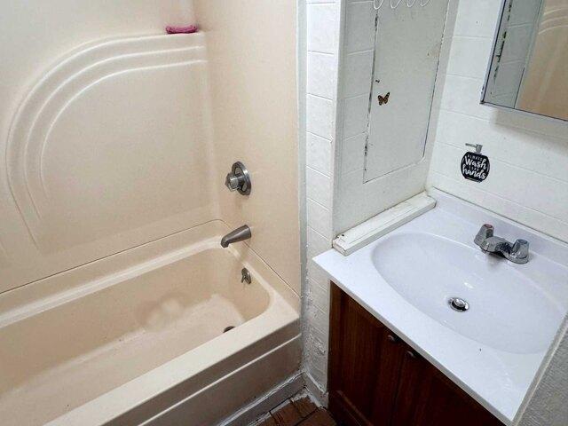 house with 9 bedroom, Torrington CT DLS101657350