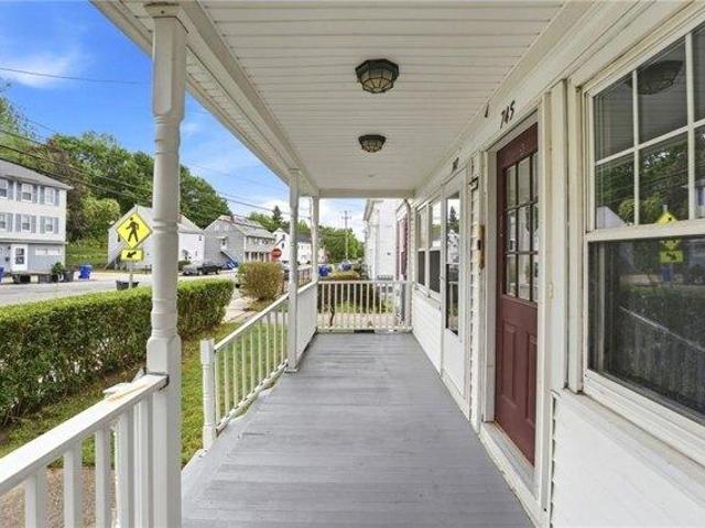 house with 9 bedroom, West Warwick RI ES105095712