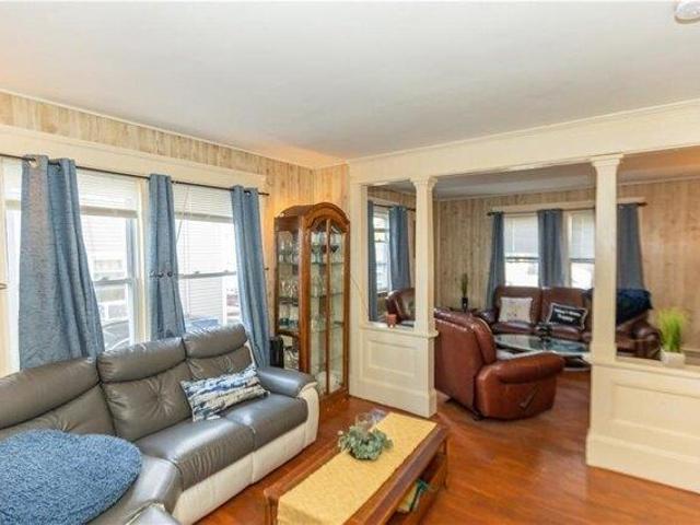 house with 9 bedroom, Woonsocket RI ES103496867