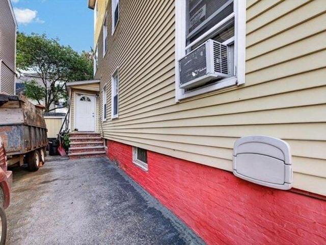 house with 9 bedroom, Worcester MA ES104807718
