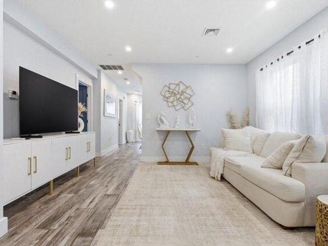 house with 9 bedroom, Boston MA ES105094890