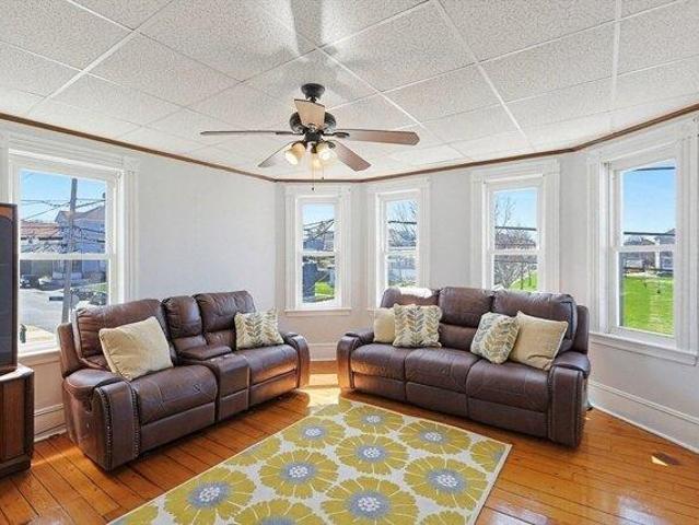 house with 9 bedroom, Fall River MA ES104076928