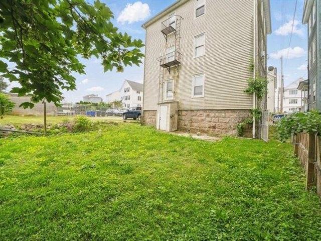 house with 9 bedroom, Fall River MA ES105108345