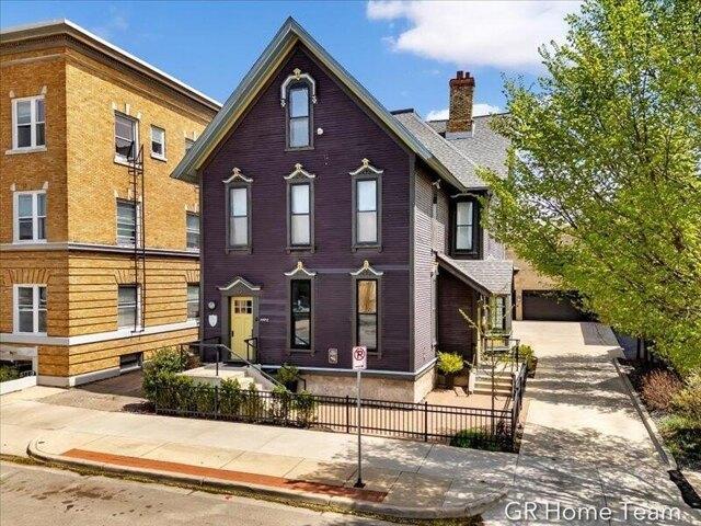 house with 9 bedroom, Grand Rapids MI DLS92953756