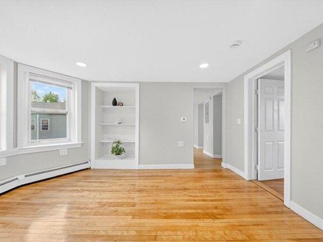 house with 9 bedroom, Haverhill MA DLS103037331