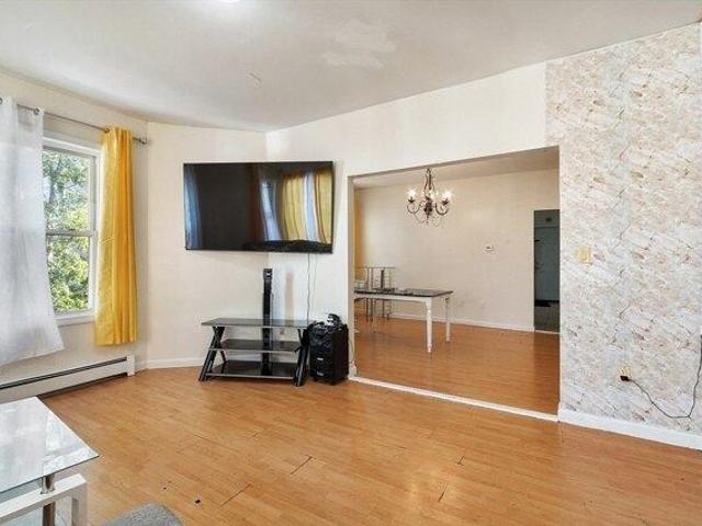 house with 9 bedroom, Lawrence MA ES105124263