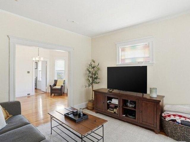 house with 9 bedroom, Medford MA ES105232806