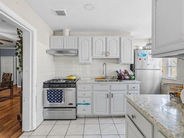 house with 9 bedroom, New Bedford MA ES104852379