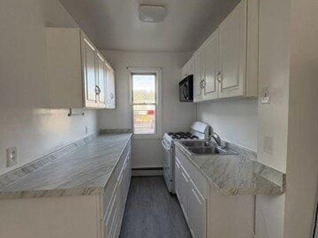 house with 9 bedroom, New Britain CT ES104759915