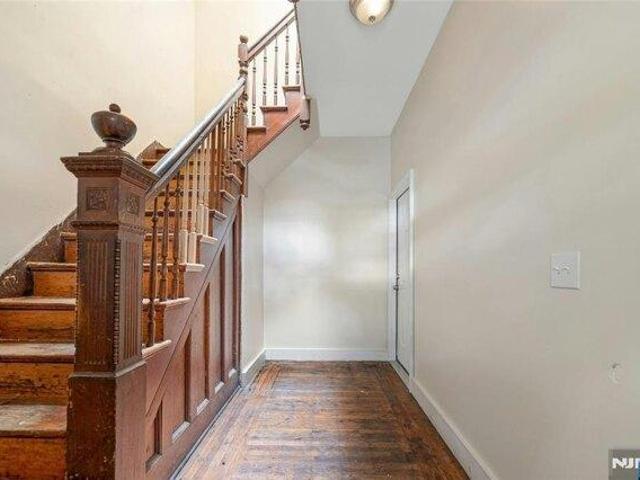 house with 9 bedroom, Newark NJ ES104922025