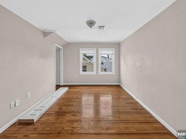 house with 9 bedroom, Newark NJ ES104295479