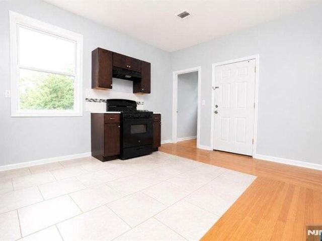 house with 9 bedroom, Newark NJ ES105143944