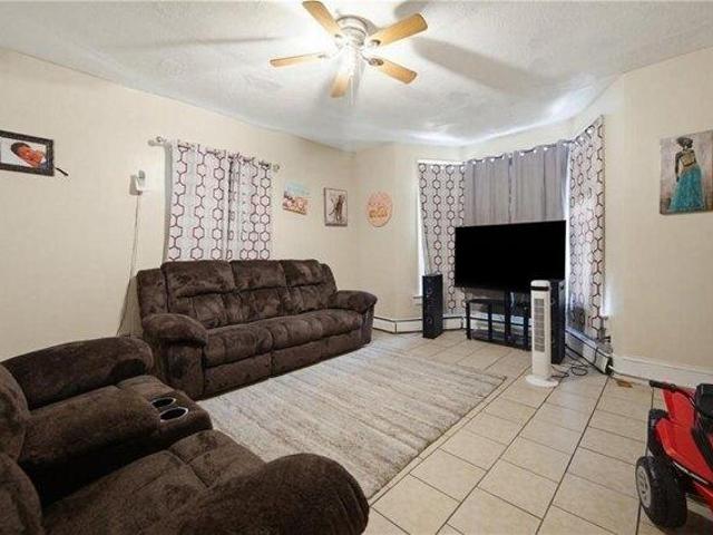 house with 9 bedroom, Providence RI ES104044567