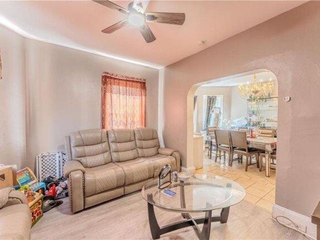 house with 9 bedroom, Providence RI ES104113804
