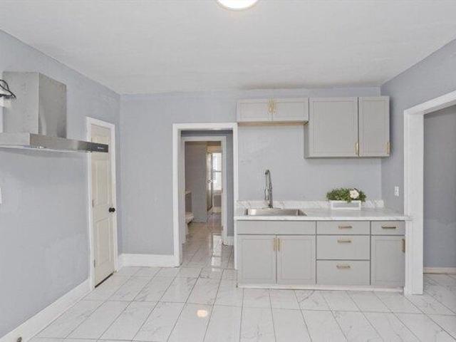 house with 9 bedroom, Springfield MA ES105092239