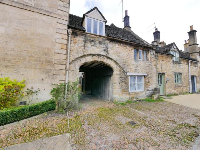 house at 11 Lower High Street, Burford, OX18