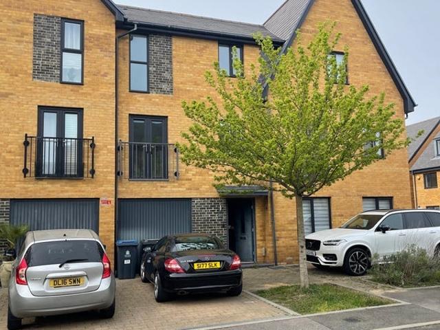 House at Tolworth Broadway, Greater London
