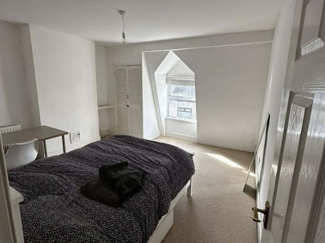Room at Two Mile Hill Road, Bristol