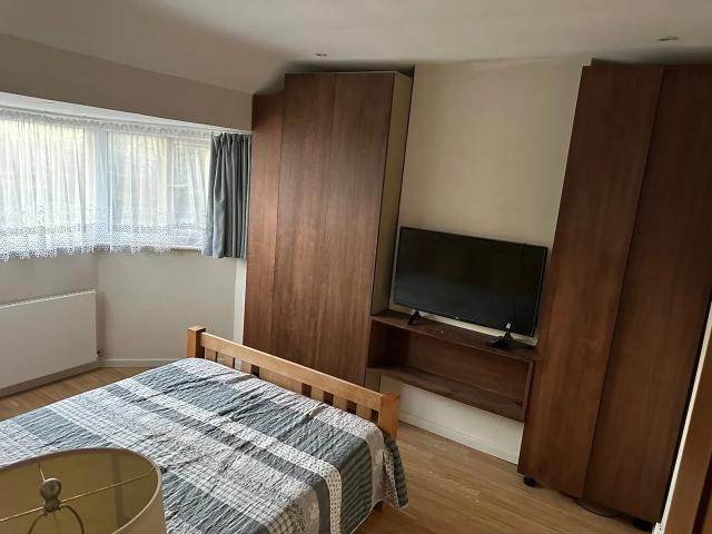 Room at Victoria Avenue, Greater London