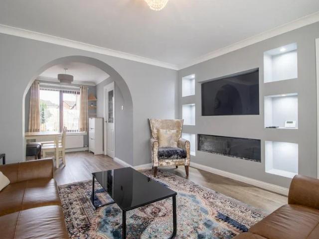 Apartment at Waukglen Drive, Glasgow