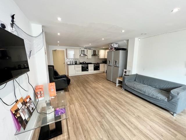 Apartment at Well Meadow Drive, Sheffield