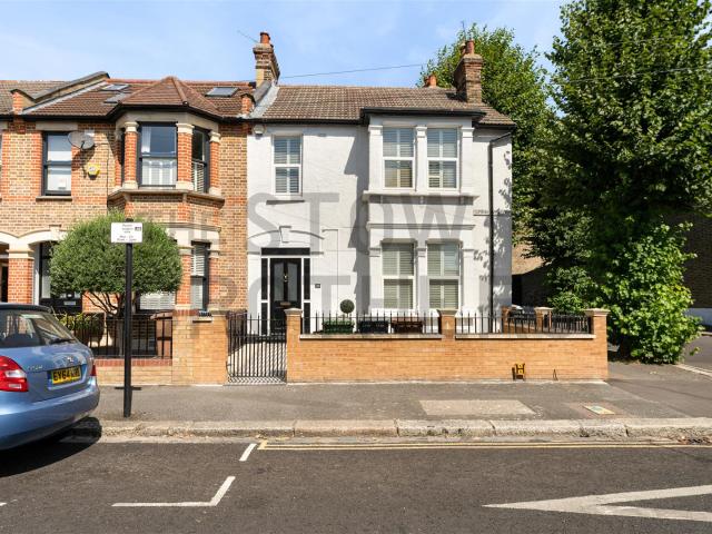 House at Woodville Road, Greater London