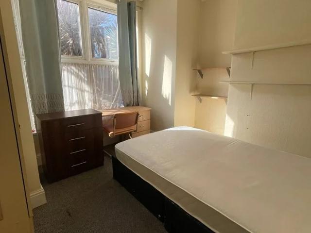 Room at Wrangthorn Avenue, Leeds