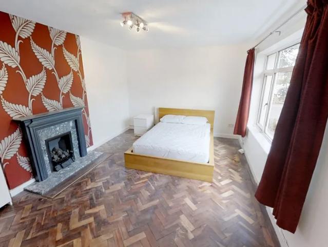 house at Applegarth Avenue, Guildford, GU2