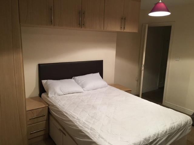 Room at Belfast Avenue, Slough