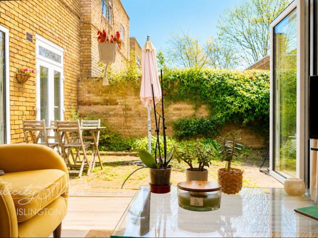 House at Belfont Walk, Greater London
