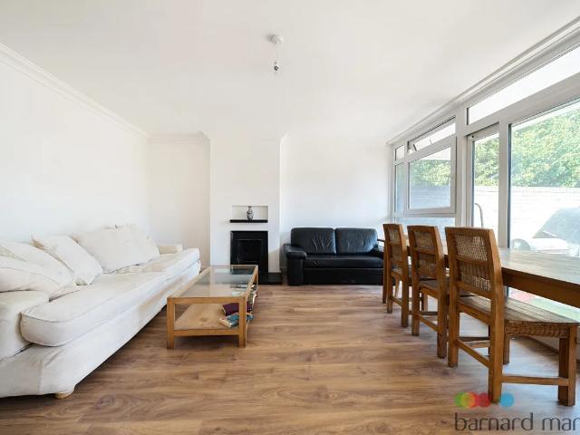 House at Bolingbroke Walk, Greater London