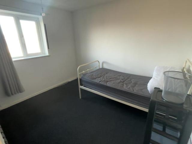 Room at Brewster Road, Boston