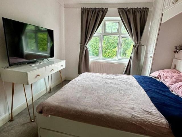 Room at Bridge Avenue, Greater London