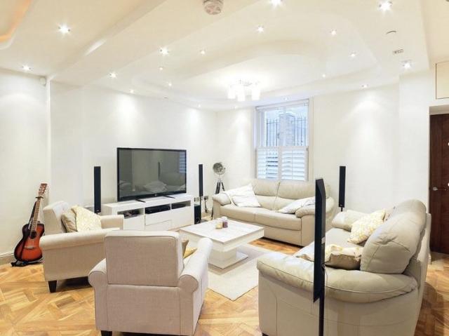 House at Cairns Road, Greater London