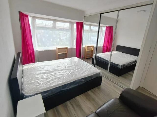 Room at Central Avenue, Greater London