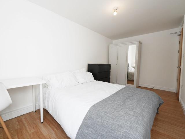 Room at Court Street, Greater London