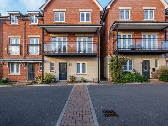 House at Denton Way, Slough